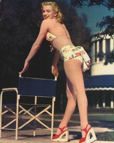 Marilyn Monroe 1970s Hollywood Beauty Exotic Leggy Cheesecake Photo