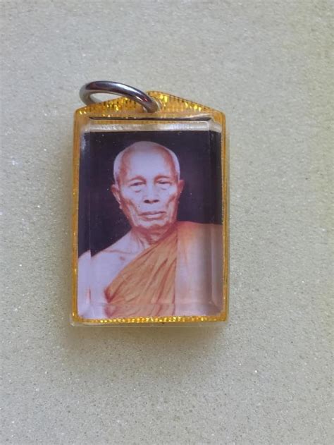 ล็อกเก็ตรูปถ่าย เลี่ยมเดิมจากวัด หลวงปู่วรพรต วิธาน Ennxo