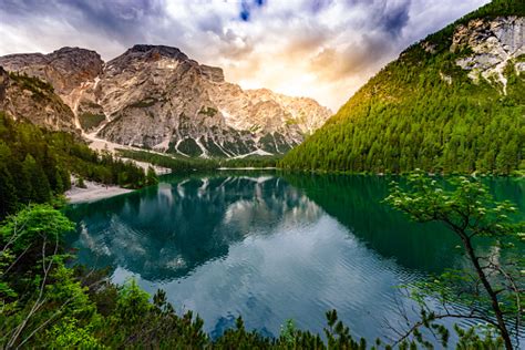 브라이스 호수는 아름다운 산악 경관에서 프라저 와일드제라고도 불허합니다 일몰 시간에 태양과 구름 풍경 놀라운 여행 목적지
