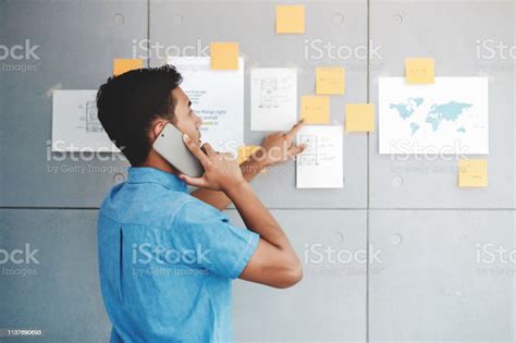 젊은 아시아 사업가 사무실 회의실에서 작업 하 고 스마트폰을 통해 얘기 데이터 계획과 프로젝트를 분석 하는 사람입니다 보드에