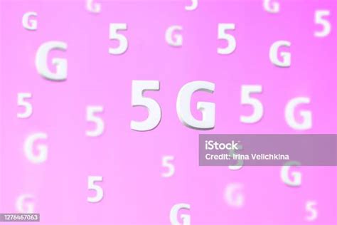 분홍색 배경에 큰 흰색 비행 문자 5 G 패턴 창조적 인 개념 현대 무선 고속 모바일 인터넷 휴대 노트북 전화에 대한 연결 기술 가정 직장 비즈니스에서 사용 0명에 대한