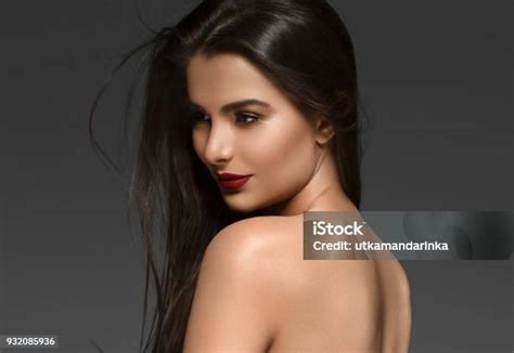 긴 갈색 머리의 부드러운 아름다움 머리 어두운 Backgroun 가진 아름 다운 여자 여성 모델 초상화 빨간 립스틱과 아름다움