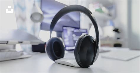 흰색 테이블에 검은 색과 회색 무선 헤드폰 사진 Unsplash의 무료 회색 이미지