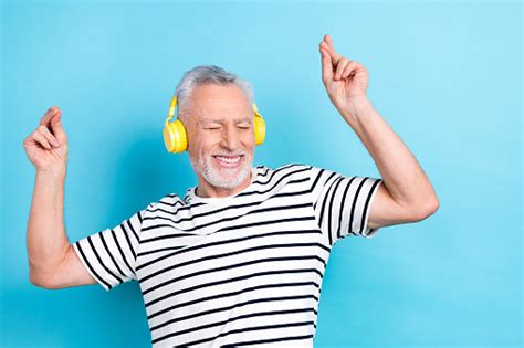 기뻐하는 쾌활한 남자가 트렌디한 의상을 입고 눈을 감고 손을 들고 푸른 색 배경에 고립된 현대 음악을 듣는다 사람들에 대한 스톡 사진 및 기타 이미지 Istock