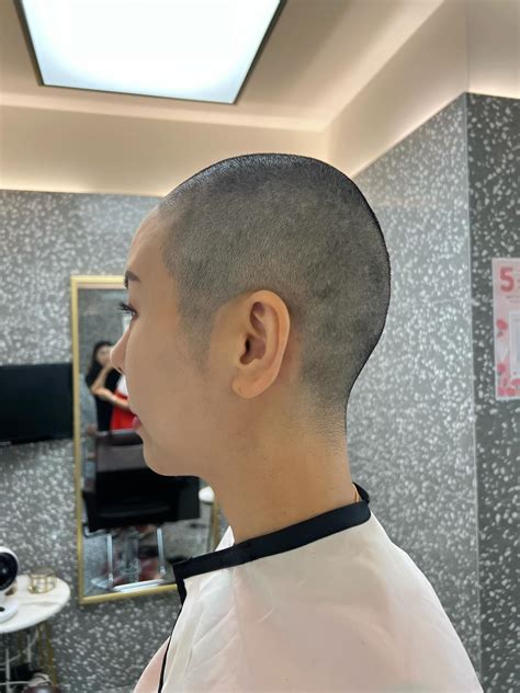 이거 공개하기 까지 많이 망설였는데 쓰레드 시작 기념으로 큰 맘 먹고 공개 할께 약 년 개월 사진이야 많이 아펐고 많이 힘들었어 수술도 항암도 많이 했어 지금도 병원도
