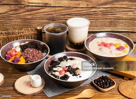 우유 부드러운 요정 잔디 갈색 설탕 컷 얼음 개구리 두드리는 우유 땅콩 수프의 구색은 대만 음식의 테이블 측면보기에 격리 된