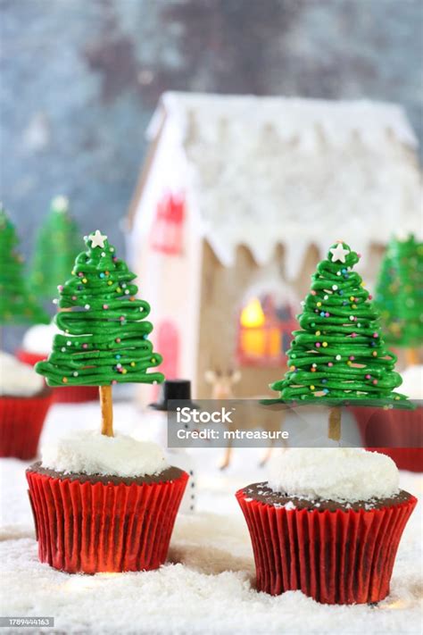 눈 덮인 크리스마스 장면에서 눈사람과 사슴의 이미지 일괄 수제 진저 브레드 하우스의 크리스마스 트리 디자인 초콜릿 컵 케이크 착빙 설탕 눈 전경에 초점 0명에 대한 스톡