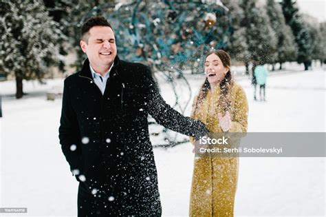 눈 포옹과 겨울에 야외에서 근처에 크리스마스 트리 웃 고 즐기는 행복 한 커플 남자와 여자 시즌 사랑 및 레저 개념 1월에 대한 스톡 사진 및 기타 이미지 Istock