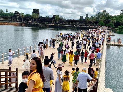 វិស័យទេសចរណ៍កម្ពុជាបានស្ទុះងើបឡើងវិញ ខណៈចំណូលទេសចរណ៍