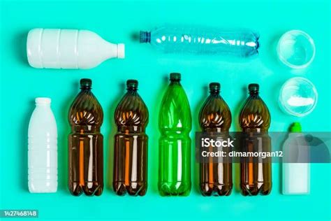 재활용 아이디어 빈 다채로운 플라스틱 재활용 쓰레기 병과 캔의 플랫 레이 다양성 녹색 파란색 배경 위에 함께 줄 지어 0명에 대한 스톡 사진 및 기타 이미지 Istock