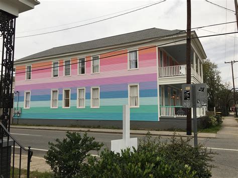 weird color scheme on a house but executed well r oddlysatisfying