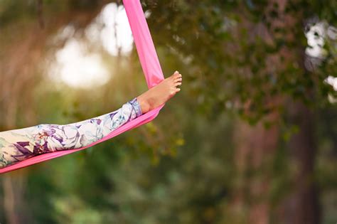 젊은 여자 여름 날에 핑크 해먹 자연에서 공중 반전 반 중력 요가 관행 건강 한 라이프 스타일과 조화를 이루며 생활 개념 자유 호흡 및 진정 Mental Wellbeing에