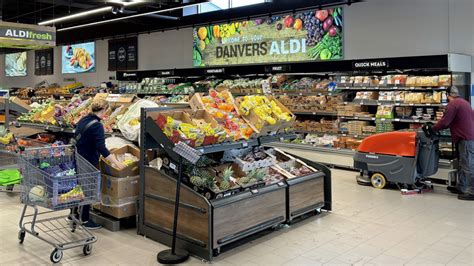Aldi Vs Lidl The Major Differences Between These Rival Grocery Chains