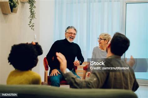 그룹 치료 세션에서 정신 건강에 대해 이야기하는 노인들 20 24세에 대한 스톡 사진 및 기타 이미지 20 24세 30 34세 50 54세 Istock