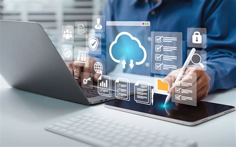 컴퓨터를 사용하여 클라우드 서비스를 제공하는 사업가 문서 관리 및 디지털 파일 저장 및 전송 문서 공유 및 파일 액세스 데이터 백업 및 동기화 온라인 문서 데이터베이스 기술