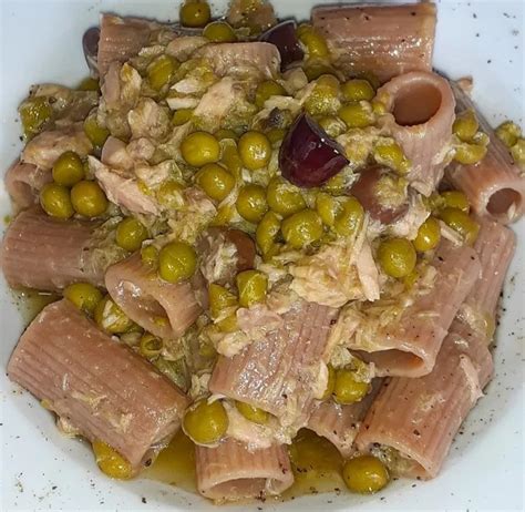 Ricetta Mezze Maniche Con Piselli Tonno Ed Olive Ficacci Olive Co