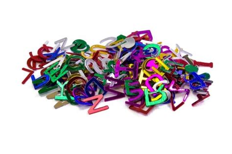 Яркие разноцветные маленькие буквы на фоне синего цвета