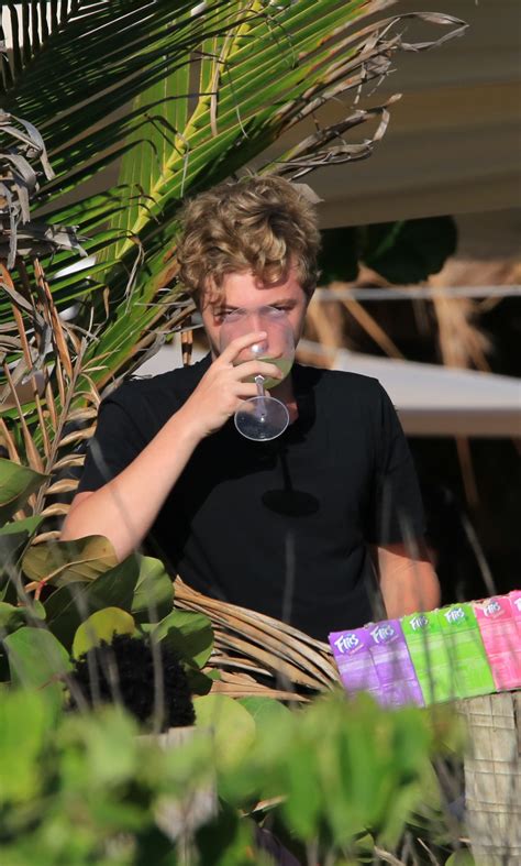 Está Um Homem Feito Aos 15 Anos Benício Huck é Flagrado Em Praia Com O Seu Ver Mais