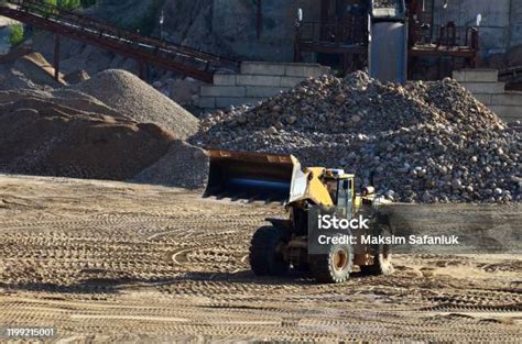 개방형 채석장에서 적재 굴착 및 굴착 작업을 기계화하기 위한 대형 대형 프론트 엔드 로더 또는 사륜 불도저 0명에 대한 스톡