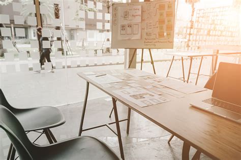 Ux 디자이너가 스마트폰 레이아웃에서 웹을 디자인하는 사용자 경험 모바일 응용 프로그램 프로토타입을 작업하는 Ui 개발자 계획 개발에 대한 스톡 사진 및 기타 이미지