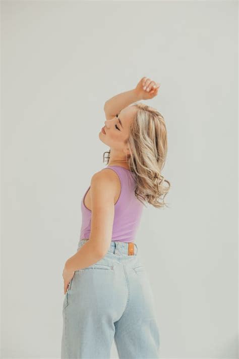 실내 금발 높이 뒷모습 모델 미니멀리스트 밝은 배경 밝은 색 밝은 조명 보라색 탑 수직 쐈어 스타일 스튜디오 스튜디오 조명 여성 우아한