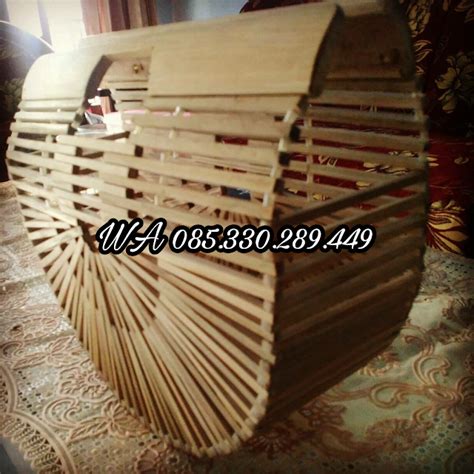 Kerajinan Dari Limbah Akar Bambu