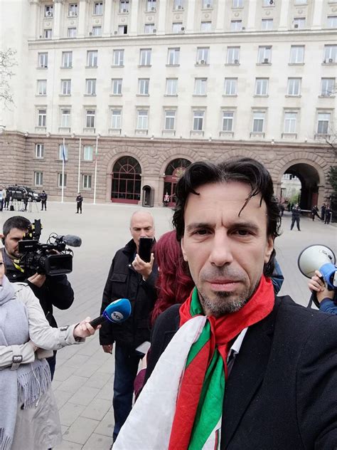 Ето ги лицата на протеста близки са с Радев носят нацистки свастики и размахват среден пръст