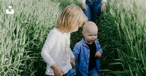 흰색 긴팔 셔츠와 파란 바지를 입은 소녀가 낮 동안 푸른 잔디밭에 앉아 있다 사진 Unsplash의 무료 노는 아이들 이미지