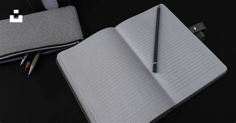 그 위에 펜이 있는 공책 사진 Unsplash의 무료 일기 이미지