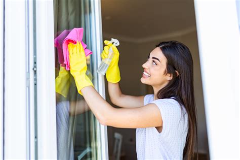 가사 및 하우스 키핑 개념 집에서 걸레와 클렌저 스프레이와 장갑 청소 창에 행복한 여자 20 24세에 대한 스톡 사진 및 기타 이미지 20 24세 가사 집안일 가정
