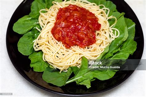 붉은 소스를 곁들인 스파게티 파스타와 흰색 대리석 배경을 가진 검은 접시에 아루굴라 갈색에 대한 스톡 사진 및 기타 이미지 갈색 건강한 생활방식 고기 Istock
