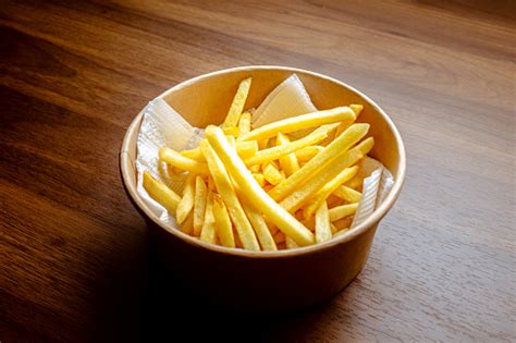 크래프트 브라운 종이 판지 상자에 담긴 감자 튀김은 사진을 찍습니다 갈색 용지에 대한 스톡 사진 및 기타 이미지 갈색 용지 보울 0명 Istock