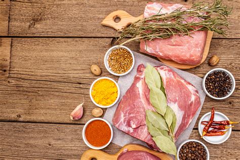 다양한 신선한 돼지 고기 컷을 모듬 향신료와 원시 고기 텐더로인 견갑골 목 뒷다리 스테이크 돌 콘크리트 배경 0명에 대한 스톡 사진 및 기타 이미지 Istock