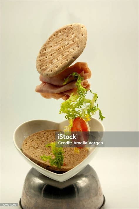 사진 제공 빵 양상추 햄 토마토 균형 잡힌 건강 식먹기 샌드위치 얇은 슬라이스를 자유롭게 조립하기 위해 각 재료의 움직임 날기에 대한 스톡 사진 및 기타 이미지 Istock