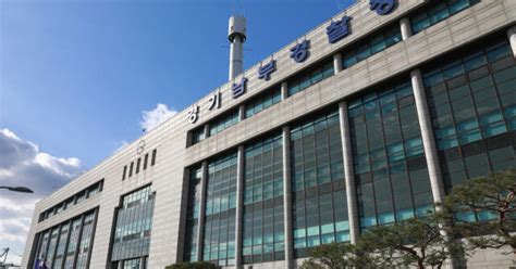 탱크로리 차량 가드레일 들이받고 논으로 추락운전자 사망