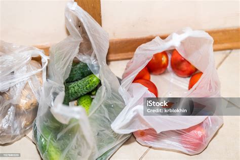 신선한 녹색 식료품의 생산 Kithcen 층 슈퍼마켓 또는 농민 시장에서 오이 및 토마토 감자와 비닐 봉지 쇼핑 후 0명에 대한 스톡 사진 및 기타 이미지 Istock