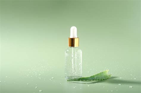 밝은 녹색 배경에 스포이드와 알로에 잎이 있는 투명한 화장품 병 노화 방지 피부 관리 보습 및 클렌징의 개념 공간을 복사합니다 몸 가꾸기에 대한 스톡 사진 및 기타 이미지