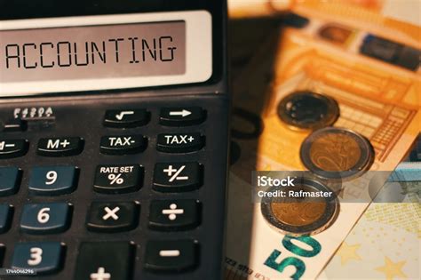 재무 및 회계 개념입니다 유럽 지폐 배경에 계산기에 대한 단어 회계 계산기를 사용한 재무 회계 계산기 유로 지폐 및 회계 텍스트 3차원 형태에 대한 스톡 사진 및 기타