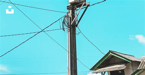 푸른 하늘 아래 흰색과 회색 전기 기둥 사진 Unsplash의 무료 파랑 이미지