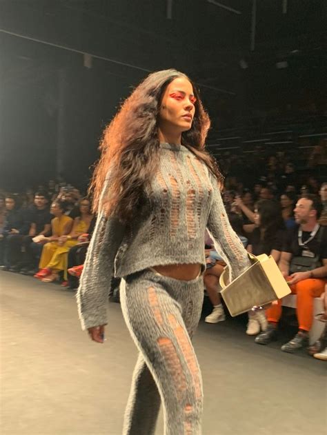 Sfpw N56 Bella Campos Encanta Ao Desfilar Com Look Cheio De Transparência