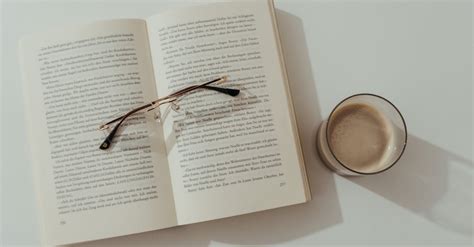 베를린의 흰 테이블 위에 펼쳐진 책과 커피잔 · 무료 스톡 사진