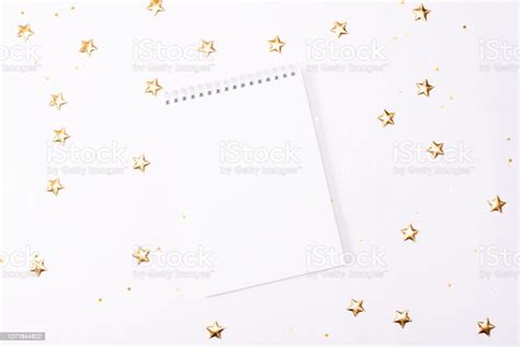 Xmas 장식 복사 공간 흰색 나무 배경에 빈 노트북의 상단 보기 위시리스트 또는 할 목록 빨간 선물 상자 전나무 나무 가지를위한 노트북크리스마스 배경 플랫 레이 0명에