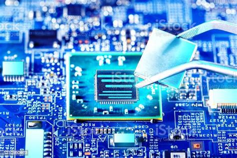 기술자가 Cpu 마이크로프로세서를 마더보드 소켓에 연결합니다 Cpu에 대한 스톡 사진 및 기타 이미지 Cpu 계산 장치 공학 Istock