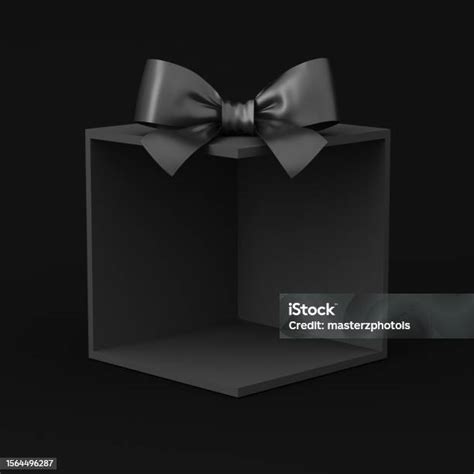 검은 리본 활이 있는 빈 검은색 선물 상자 디스플레이 진열장 스탠드 또는 모의 제품 쇼 상자는 어두운 배경에 격리되어 있습니다