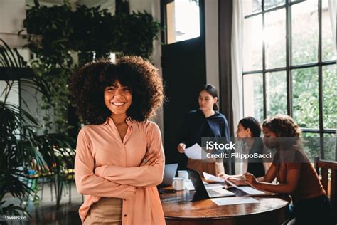 현대 로프트에서 아프로 헤어 스타일을 가진 젊은 성인 혼합 인종 여성의 비즈니스 초상화 Z세대에 대한 스톡 사진 및 기타 이미지 Z세대 비즈니스 여자만 Istock