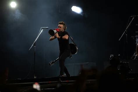 Lollapalooza 가수 공연 공연 예술 공연가 군중 기타 기타리스트 남자 노래하는 라이브 음악 록 음악 마이크로폰 메가폰 무대 조명 뮤지션