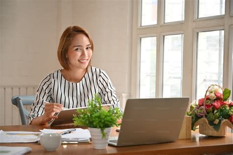 일하는 여성 젖은 문서 종이로 사무실 테이블에 앉아 있는 여성 사진 Unsplash의 앉아 이미지