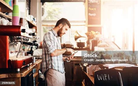 바리스타 남자 및 태블릿은 커피숍 메뉴 또는 스타트업 카페의 웹사이트에서 온라인 주문할 수 있습니다 소상공인 웨이터 및 매장의