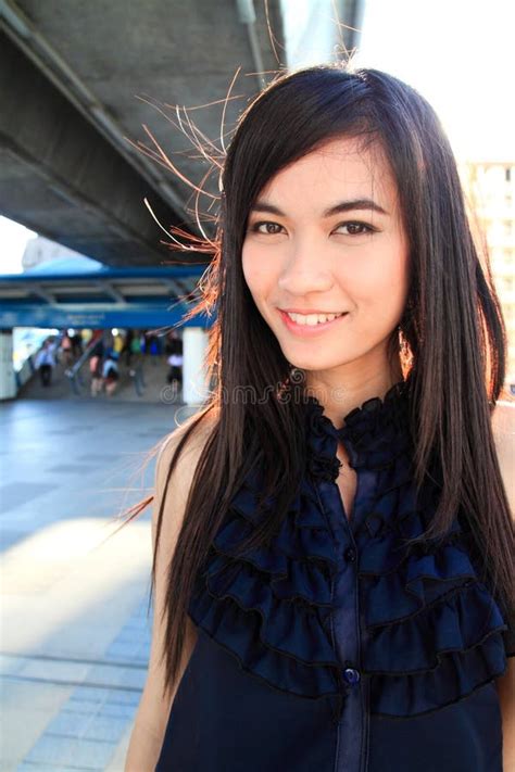 Sourire Assez Asiatique De Femme Photo Stock Image Du Asie