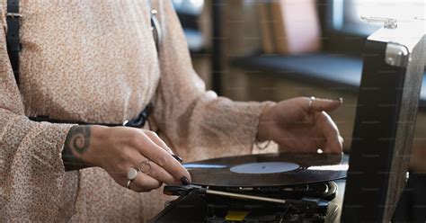 오래된 레코드 플레이어에 레코드를 넣는 여자의 클로즈업 그녀는 집에서 음악을 듣고 사진 Unsplash의 전차대 이미지